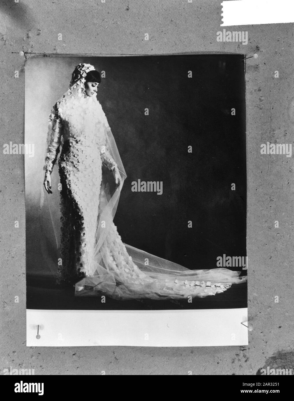 New Paris fashion 1964, long wedding toilet creation Jacques Hiem Date ...