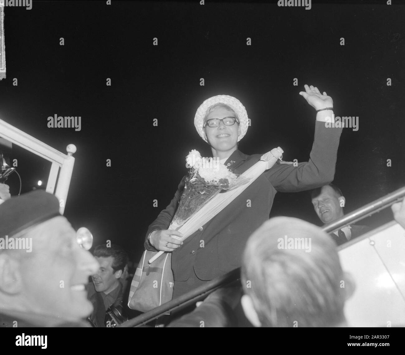Dutch Olympic team back arrival Schiphol, Ada Kok Date: 25 October 1964 ...