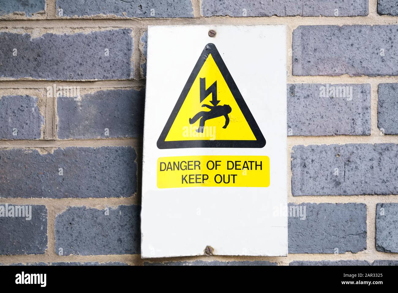 Danger of death yellow sign with triangle symbol Stock Photo - Alamy