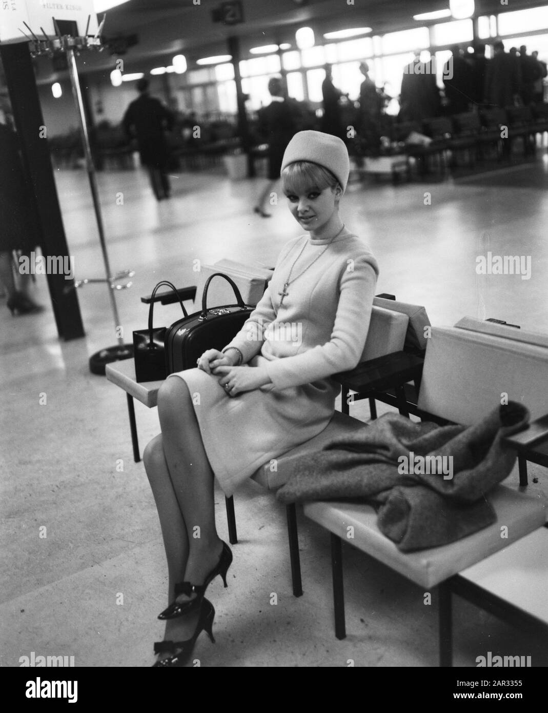 Mandy Rice Davies at Schiphol Date: 30 November 1964 Location: Noord ...