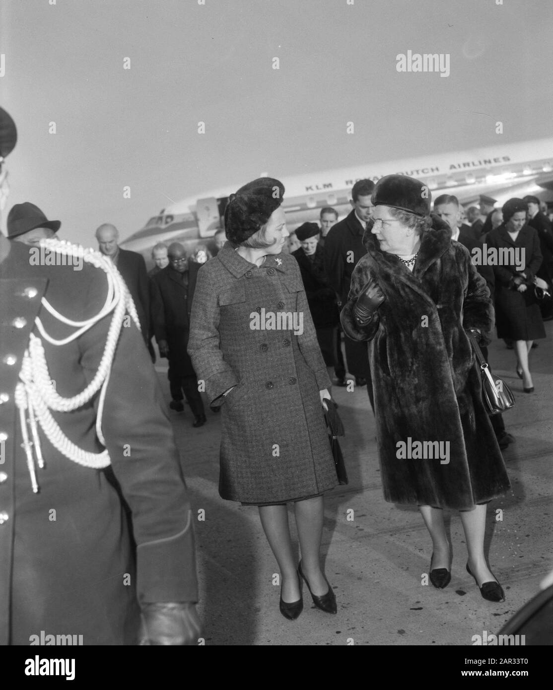 Princess Beatrix back from the West, Princess Beatrix welcomed by Queen ...