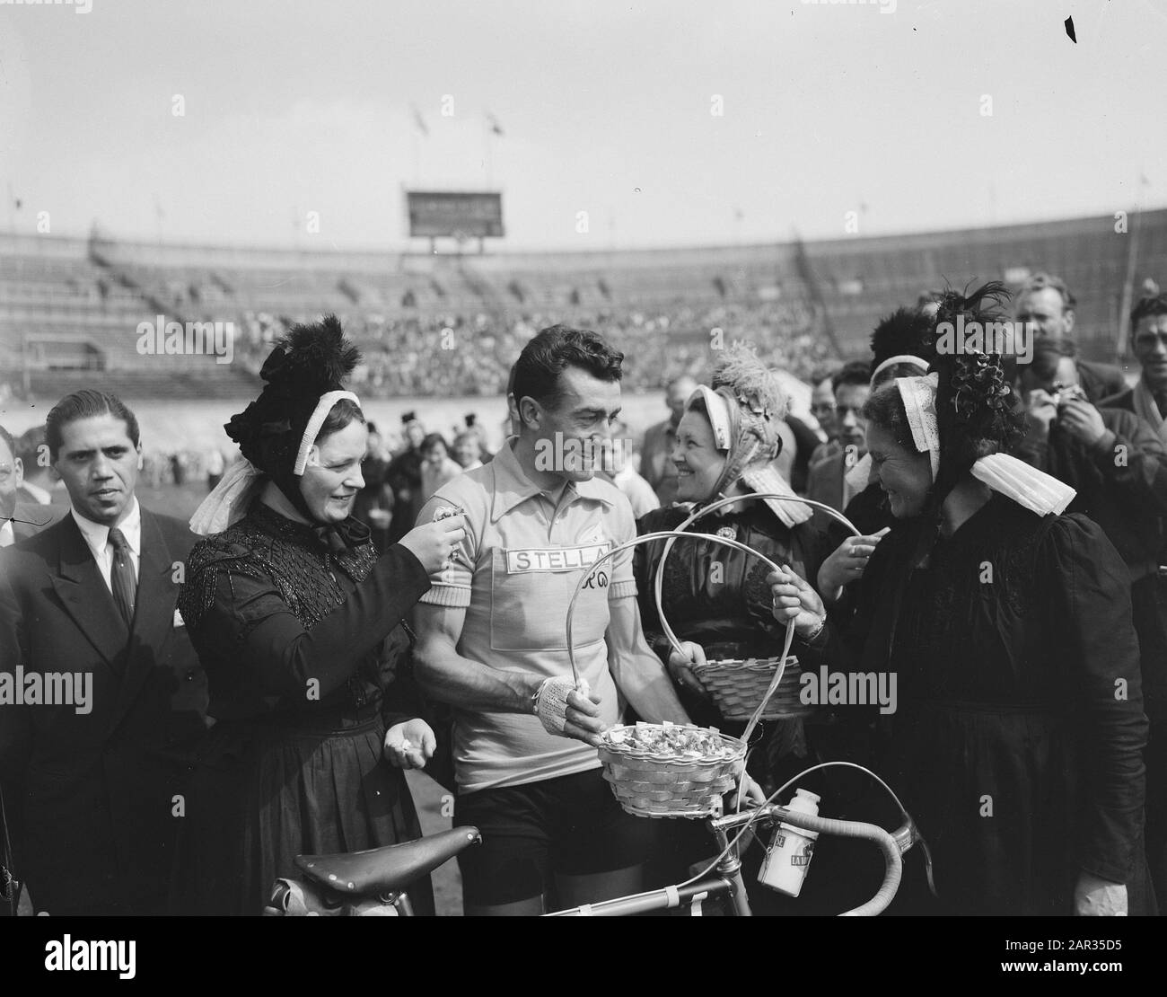 Tour de France, departure from Amsterdam, Bobet gets basket offered [of ...
