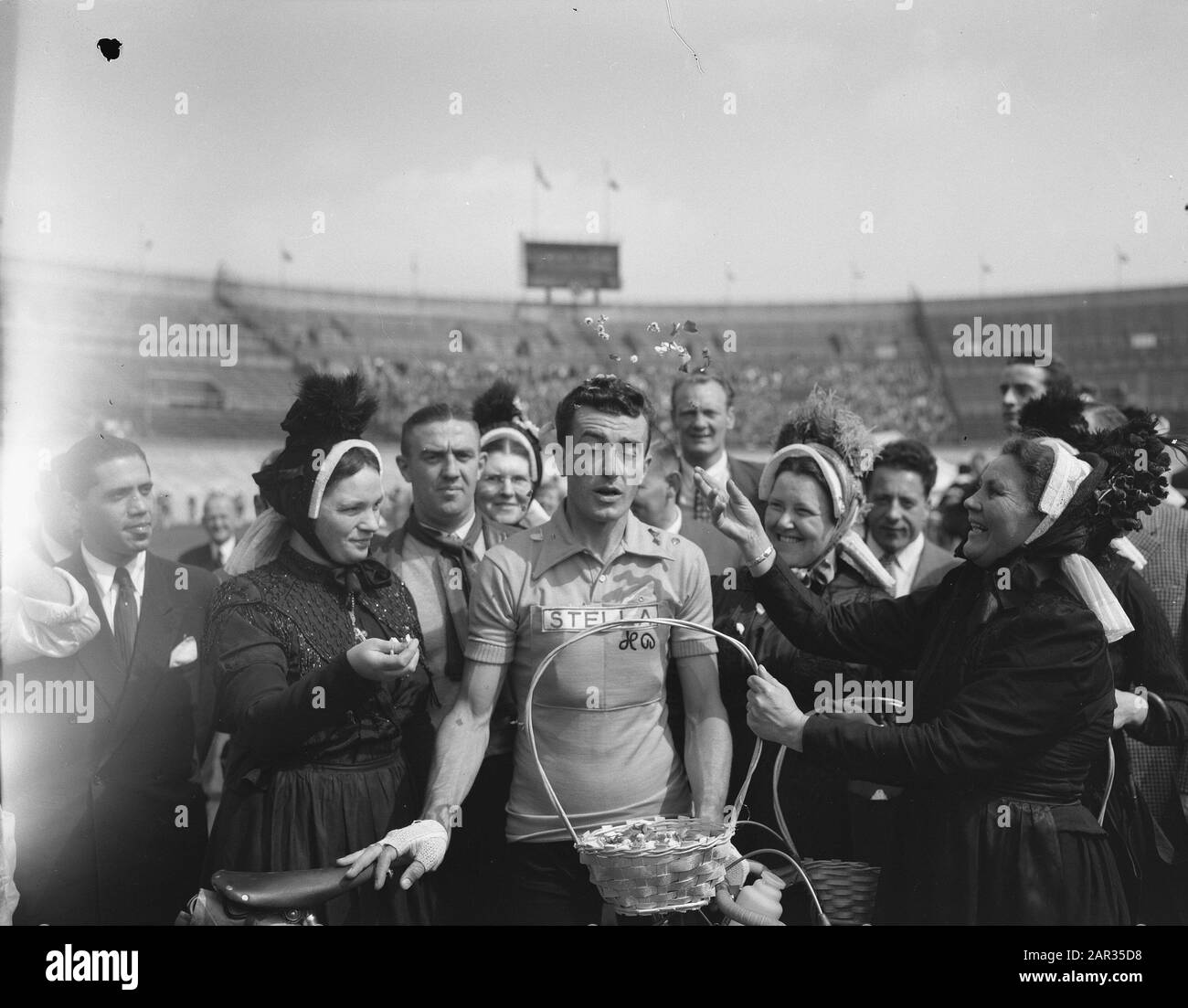 Tour de France, departure from Amsterdam, Bobet gets basket offered [of ...