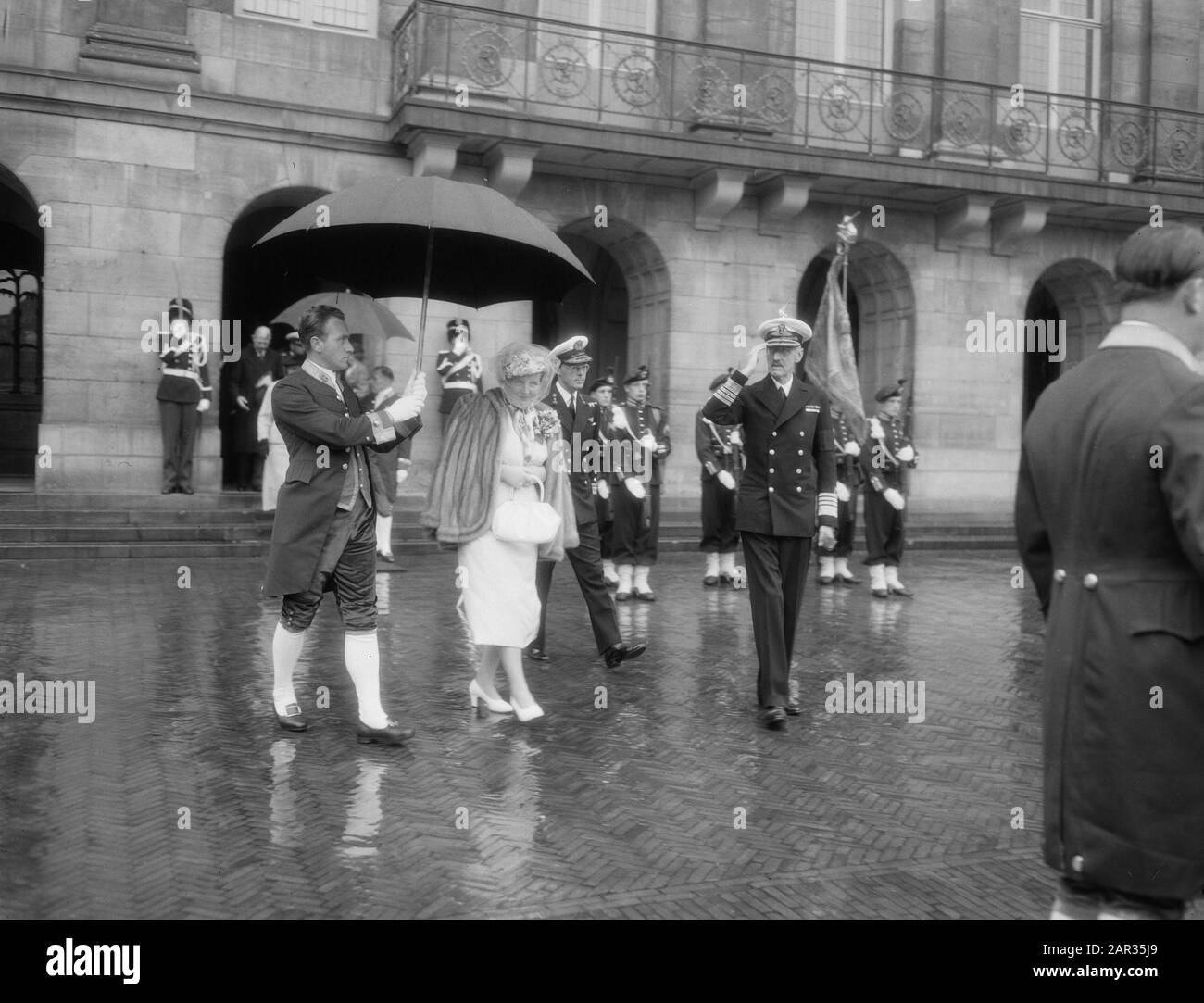 First day visit Norwegian King, exit for boat trip Date: 12 August 1954 ...