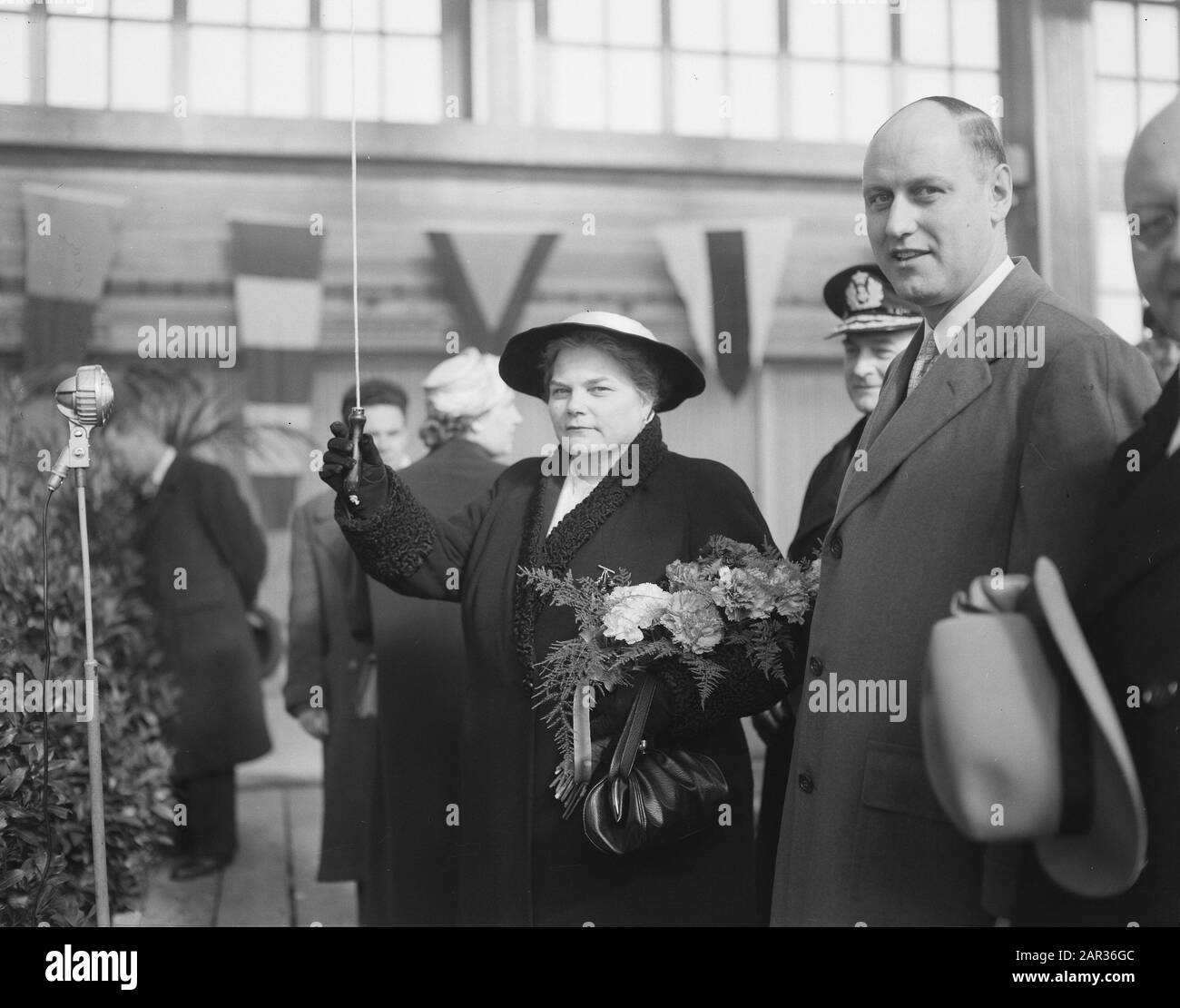 Tewaterlating minesweeper Goes at De Vries Lentsch. The baptism was ...