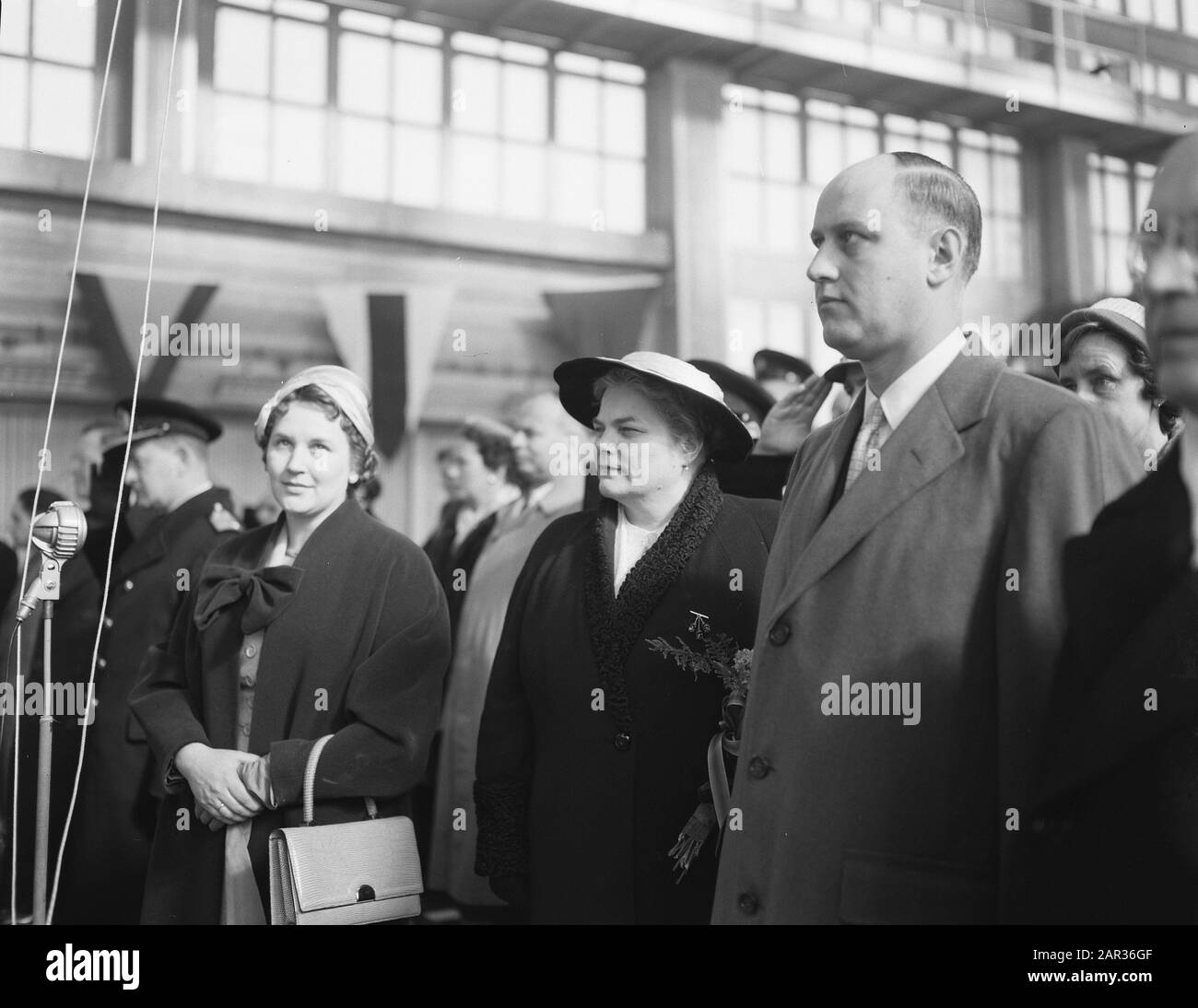 Tewaterlating minesweeper Goes at De Vries Lentsch. The baptism was ...