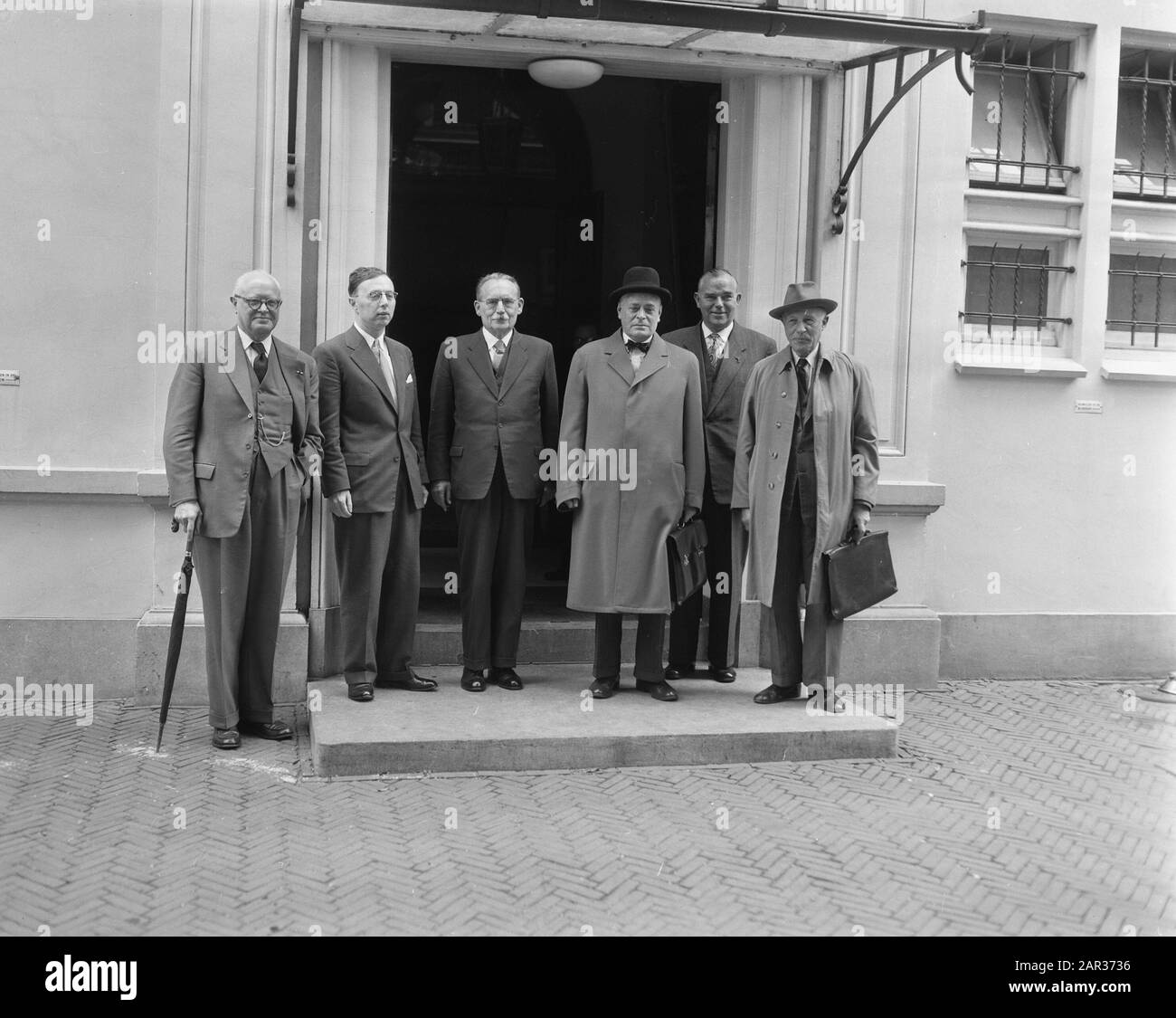 Prime Minister Dr. Drees welcomes the group chairmen of the five ...