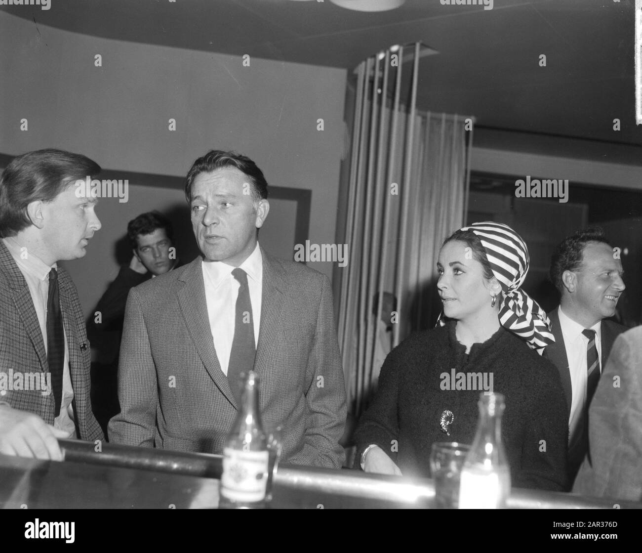 Elizabeth taylor richard burton 1965 hi-res stock photography and ...