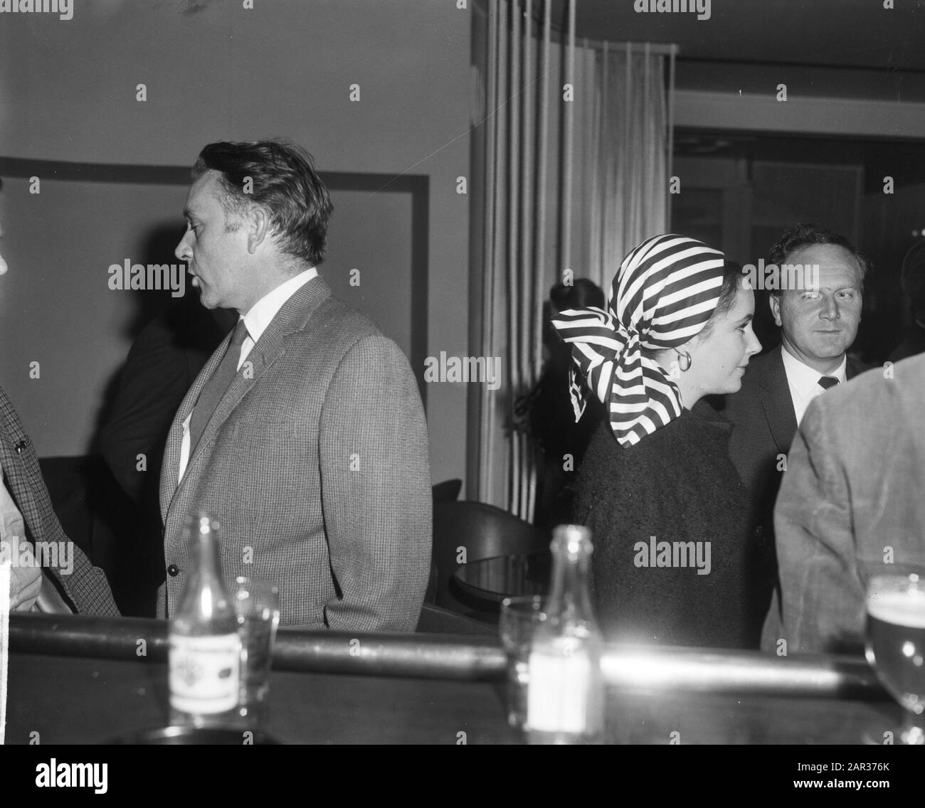 Elizabeth Taylor and Richard Burton in the Netherlands, at the bar in ...