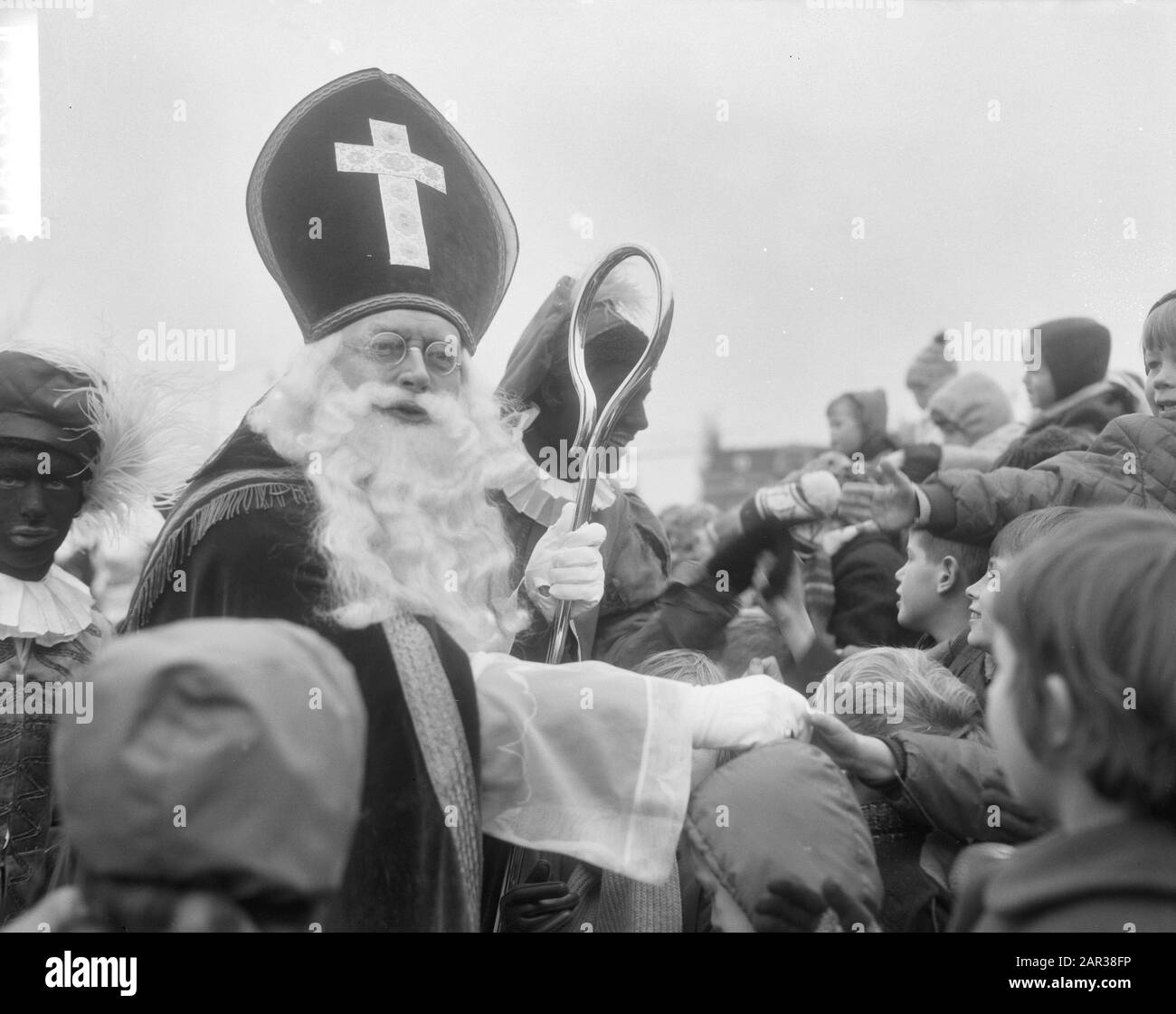 Shake hands children hi-res stock photography and images - Alamy