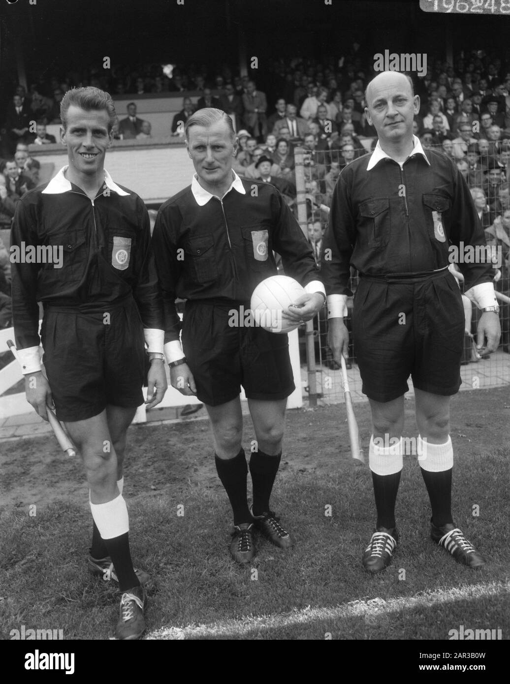 Football match PSV - Feyenoord: 2-2 Referee Th. Boosting with border ...