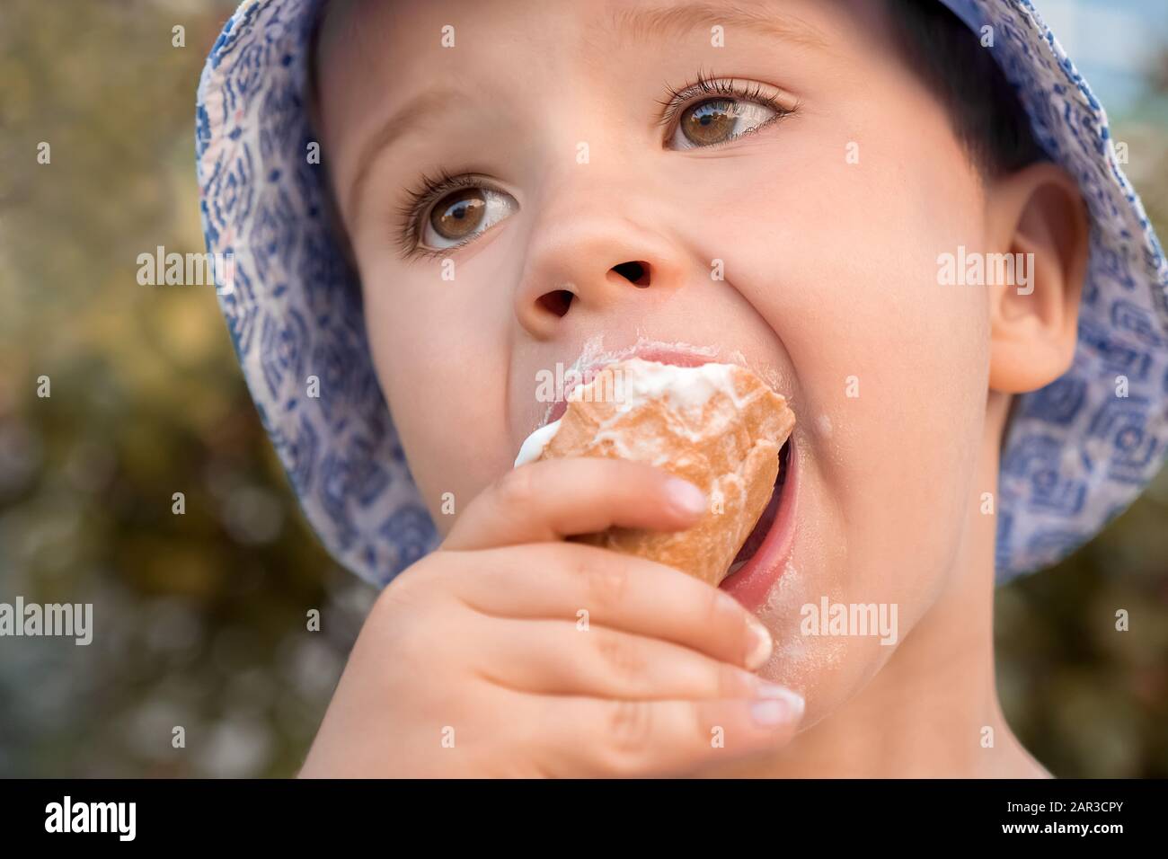 Five children eating ice cream hi-res stock photography and images - Alamy