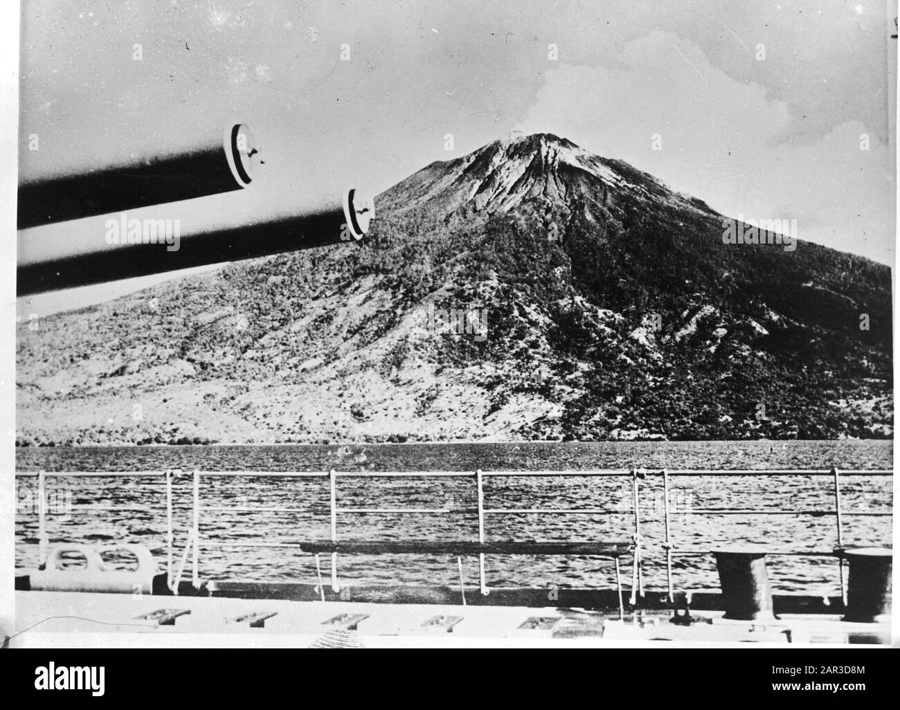 NAVY [Navy] Anefo London series [View of a volcano. In the foreground ...