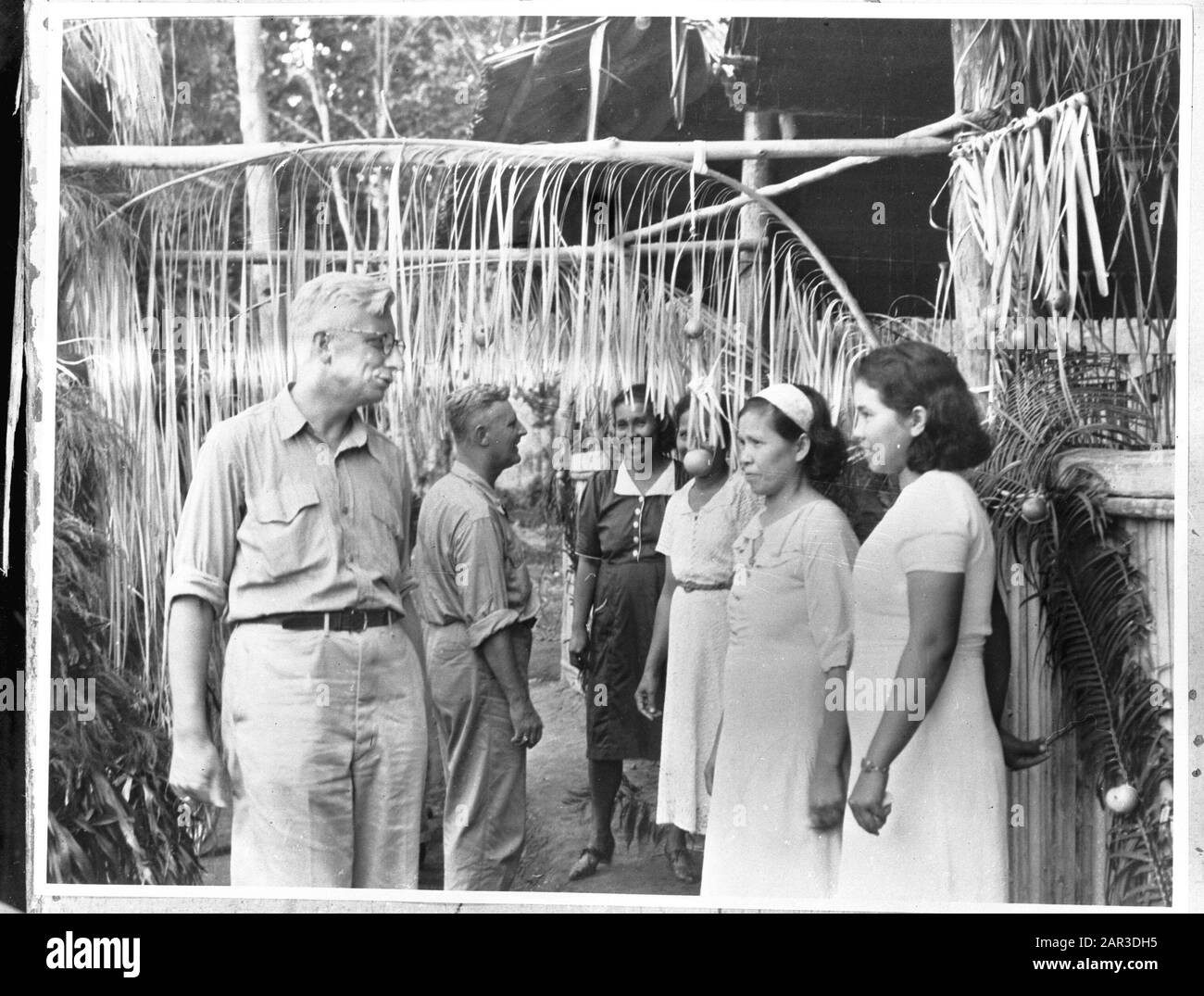 Men women talking in Black and White Stock Photos & Images - Alamy