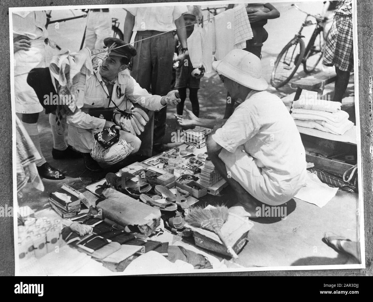 A Dutch war reporter on a market, with camera and a bunch of bananas ...
