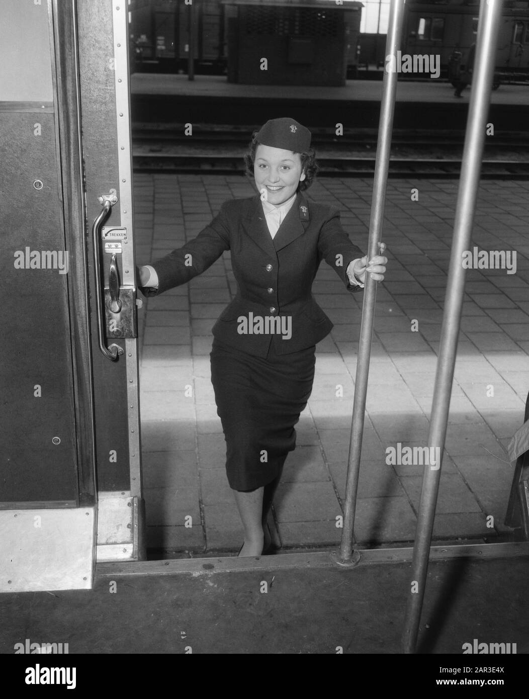 Stewardesses in trains Date: September 12, 1957 Keywords: STEWARDESSEN ...