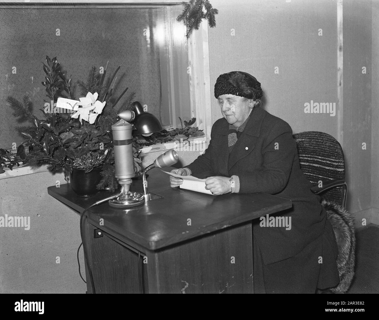 Queen Wilhelmina gives a radiorede for the microphone of resurrecting ...
