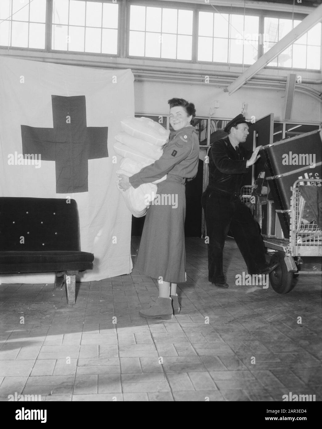 Setting up a Red Cross post at Schiphol for repatriates Date: 19 ...