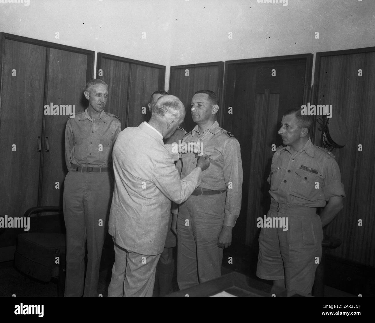 Macarthur receives medal hi-res stock photography and images - Alamy