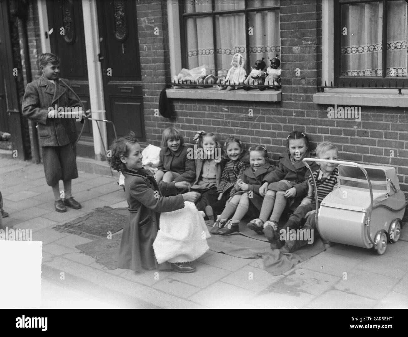 Children street 1950s hi-res stock photography and images - Alamy