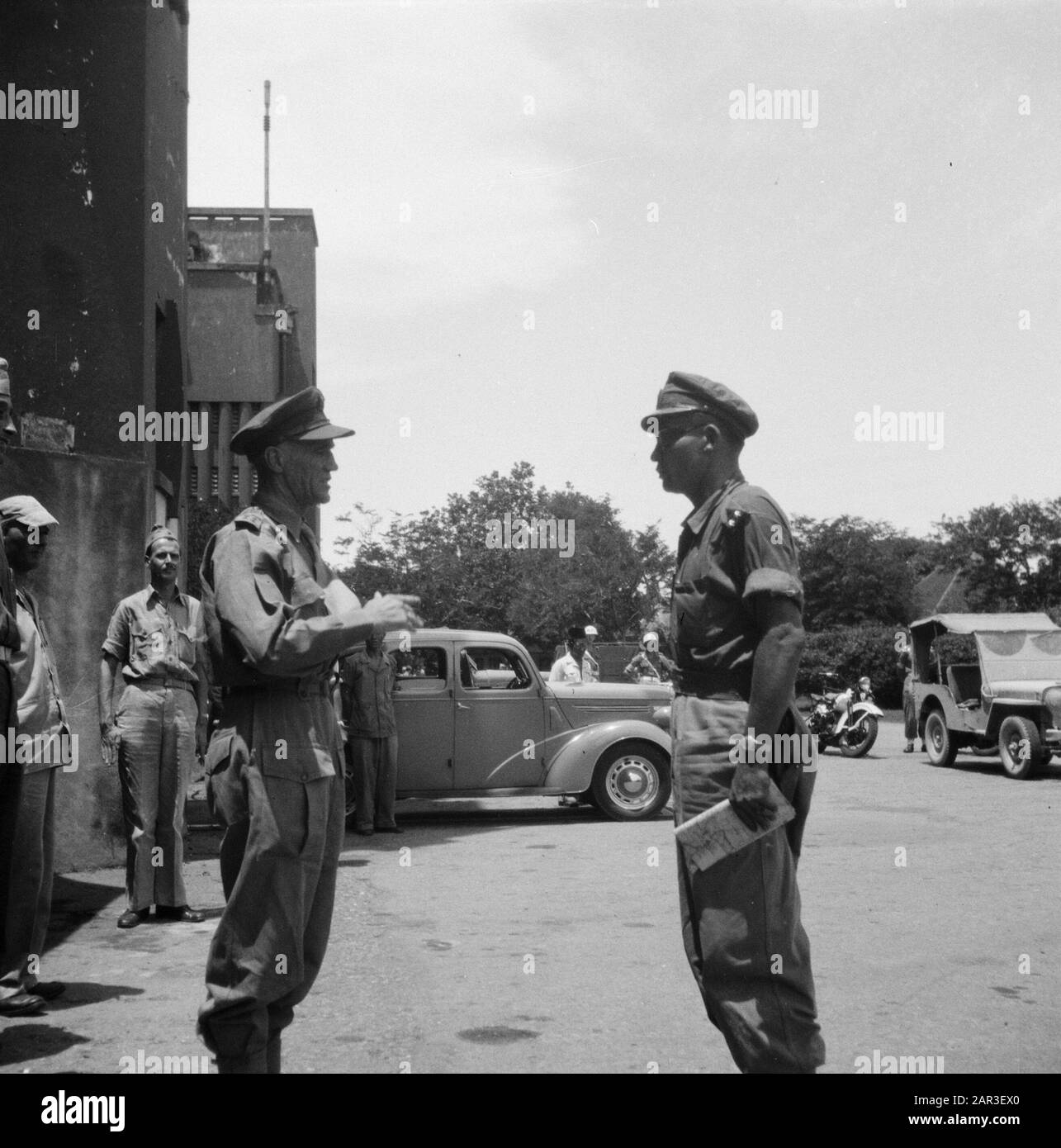 [KNIL general speaks with KNIL officer] Date: 1947/01/01 Location ...