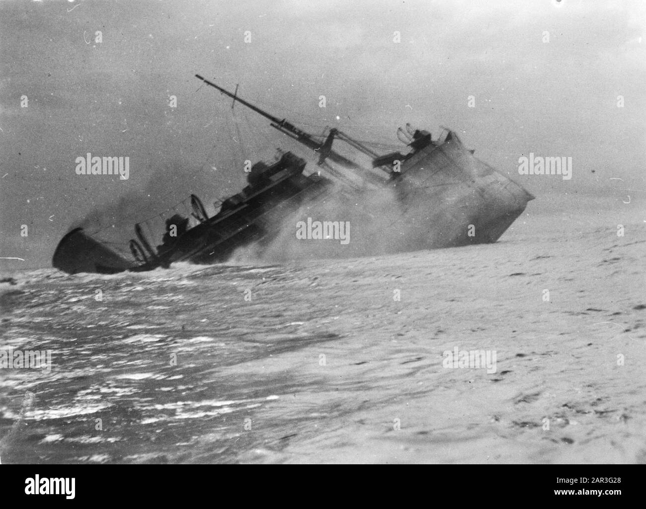 Recording of a sinking ship in the high seas Date: 1945 Keywords ...