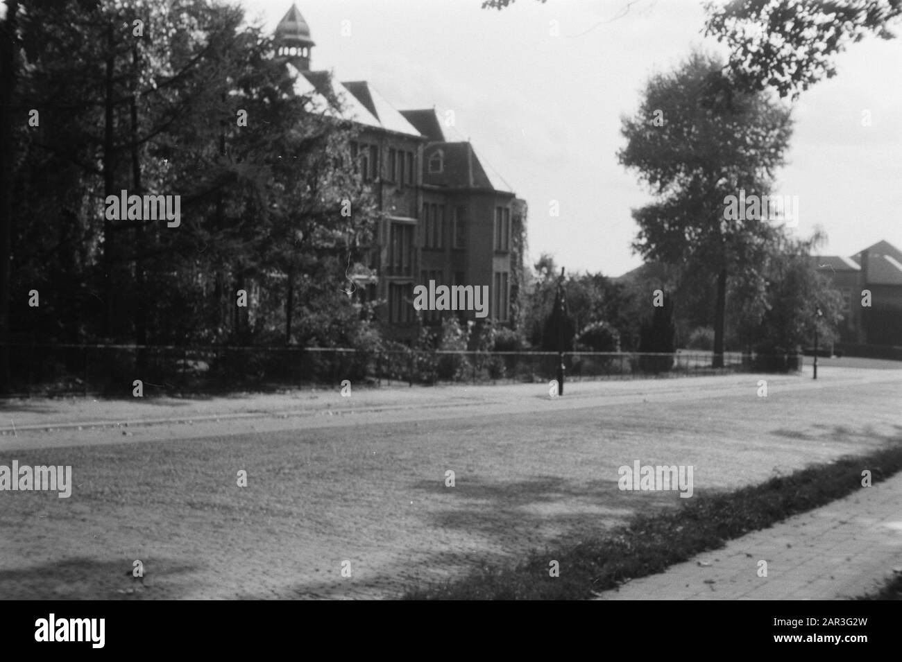 buildings and monuments KNHM, main buildings, side facades Date: 1950 ...
