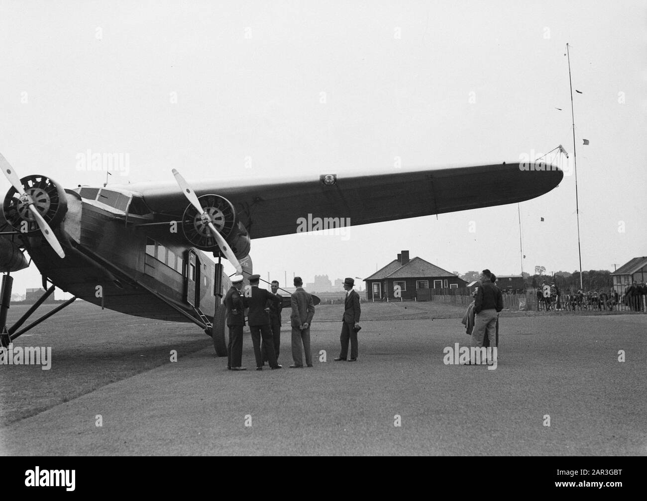 KLM Fokker Lark in Hull Passengers and pilots at the KLM passenger ...