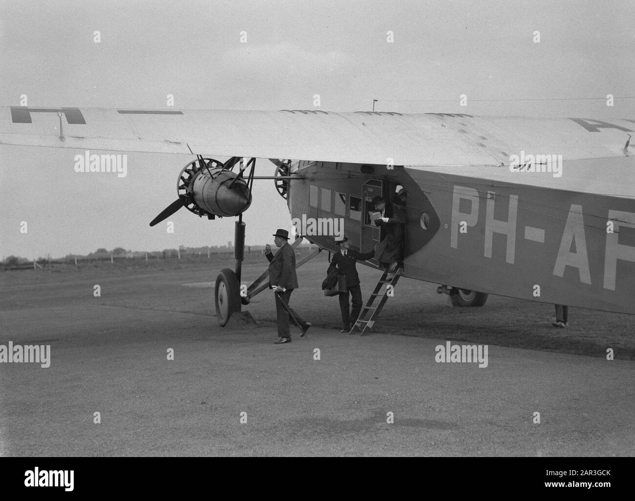 KLM Fokker Lark in Hull Passengers from Liverpool get off the KLM ...