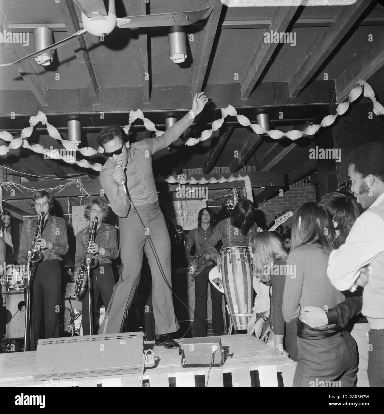 Free singer hi-res stock photography and images - Alamy