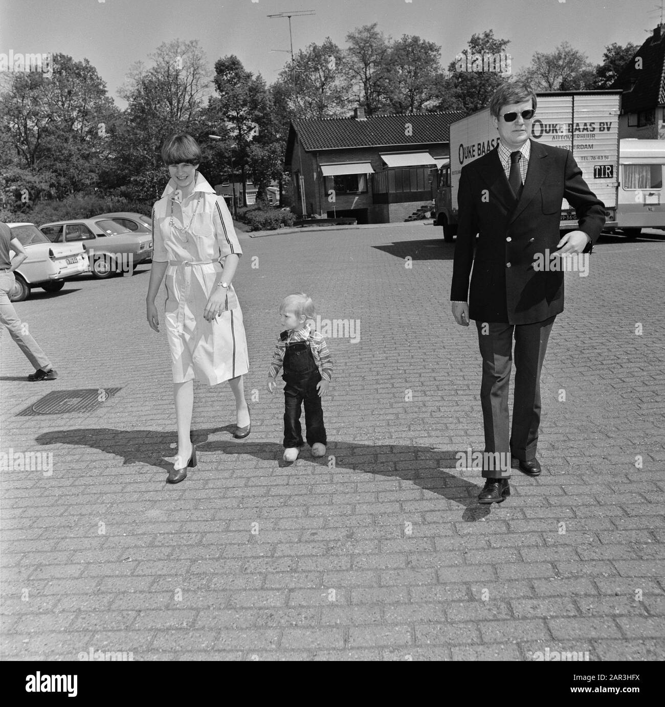 Wiegel votes; Wiegel and woman and child Date: May 25, 1977 Keywords ...