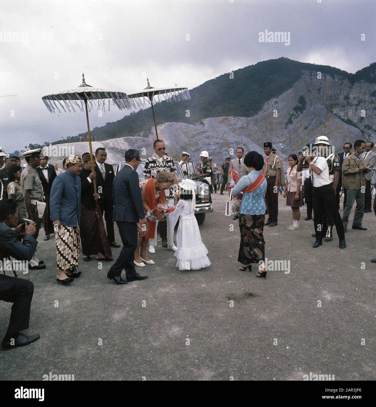 State visit Indonesia Queen Juliana and Prince Bernhard at the volcano ...