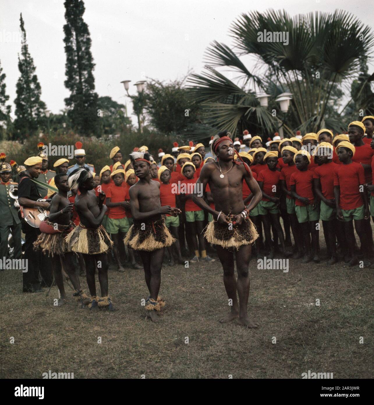Prince Bernhard in Zaire with President Mobutue; folkloristic dance ...