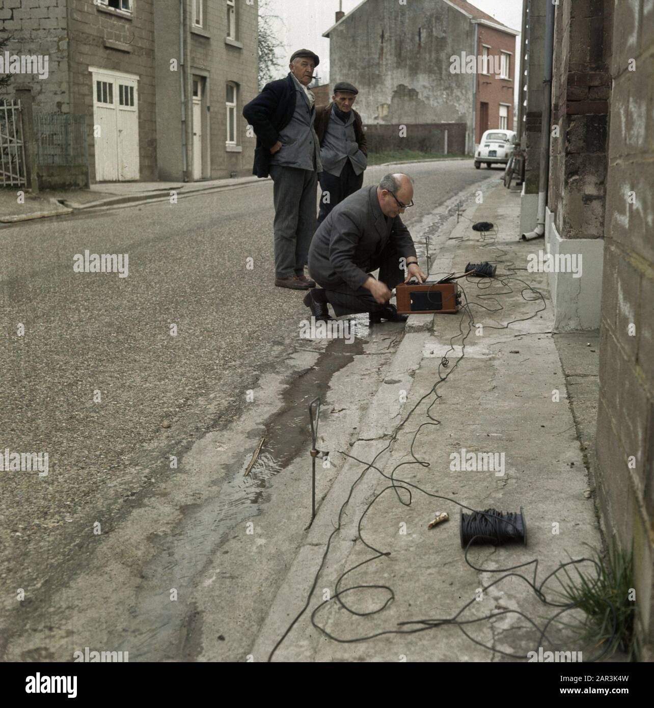 A man who makes measurements on the road Date: undated Keywords ...