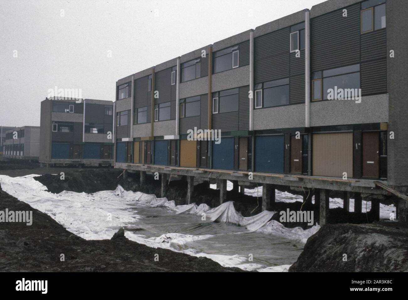 Excavation poison ground in Lekkerkerk West; houses on stilts Date ...