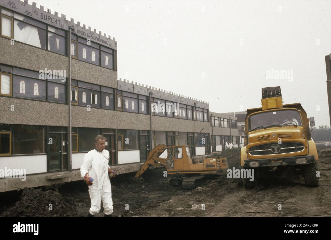Excavation poison ground in Lekkerkerk West; excavator at work Date ...