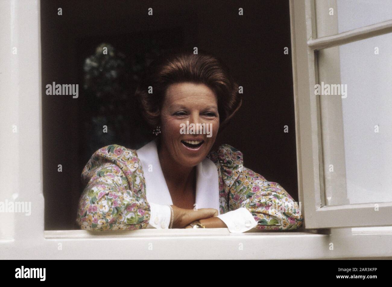 Photo hour Royal Family at Huis ten Bosch; Queen Beatrix in window Date ...