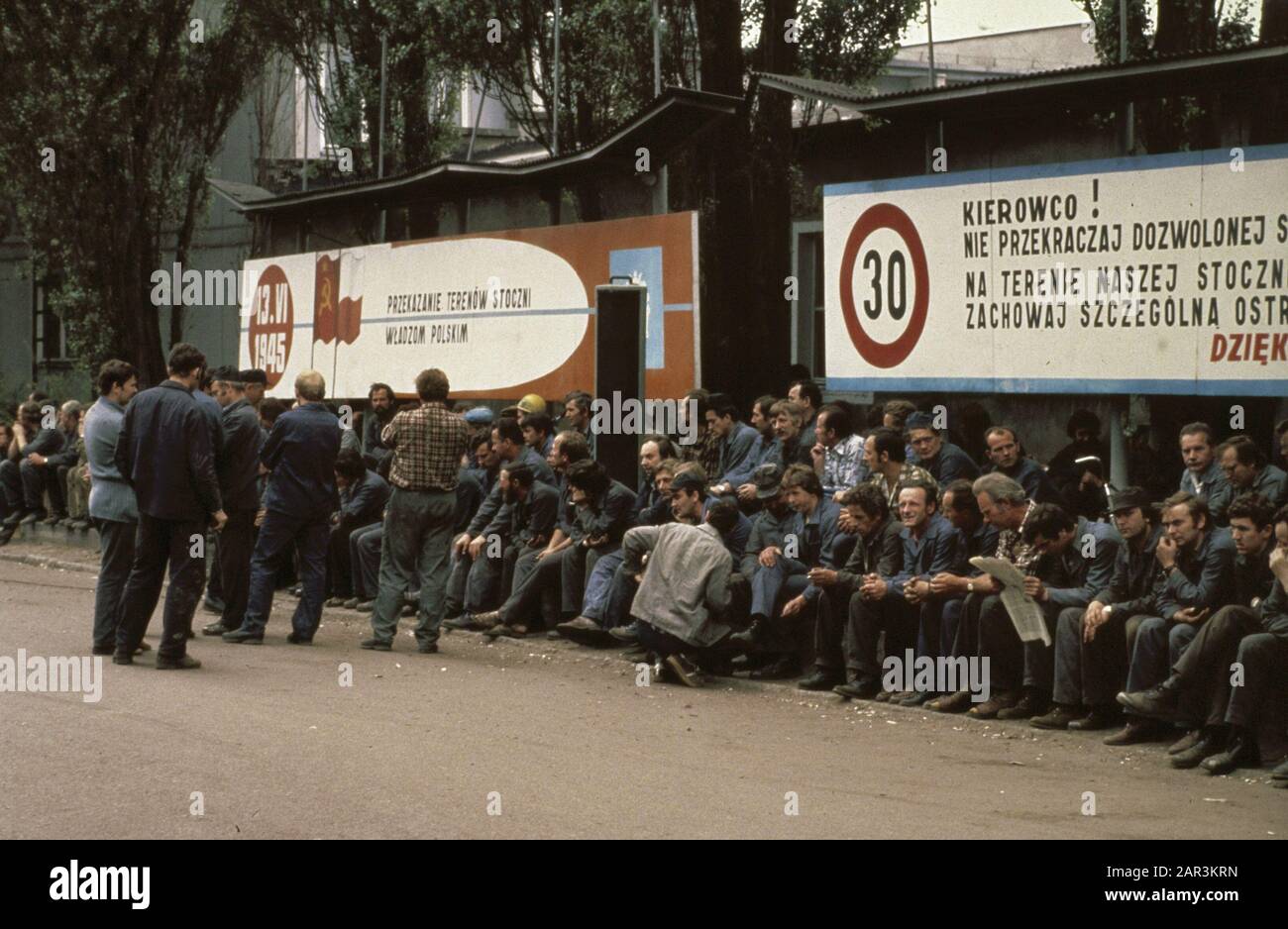 Strikes in Poland 1980: Leninwerf Gdansk Waiting strikers of the ...