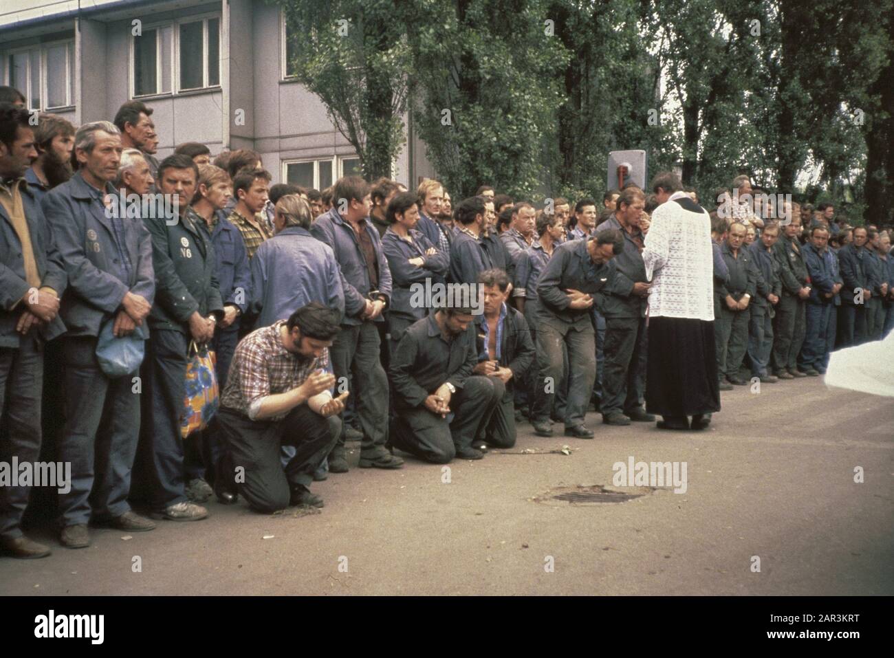 Strikes in Poland 1980: Leninwerf Gdansk Priest distributes wagons to ...