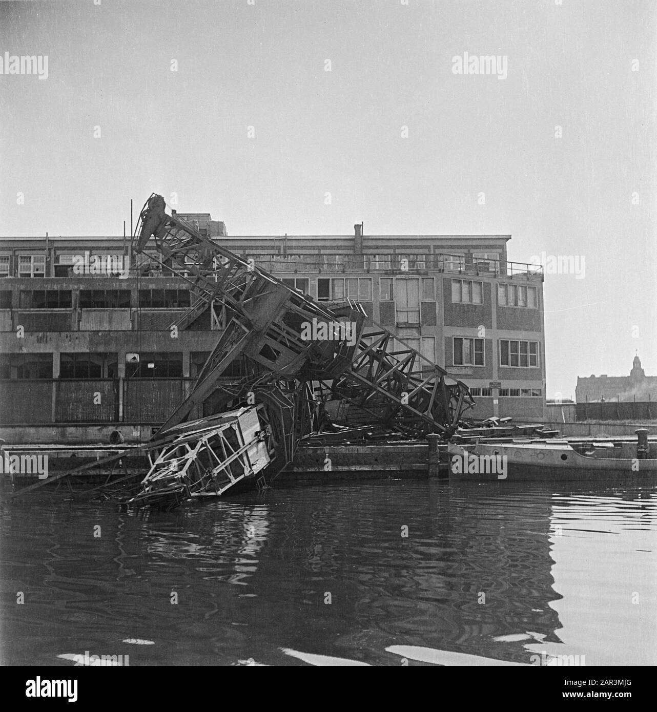 Destroyed cranes hi-res stock photography and images - Alamy
