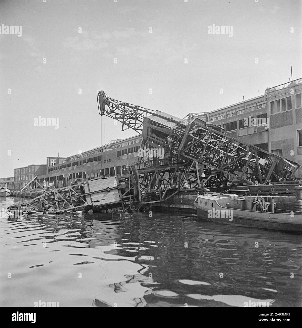 Destroyed cranes Black and White Stock Photos & Images - Alamy