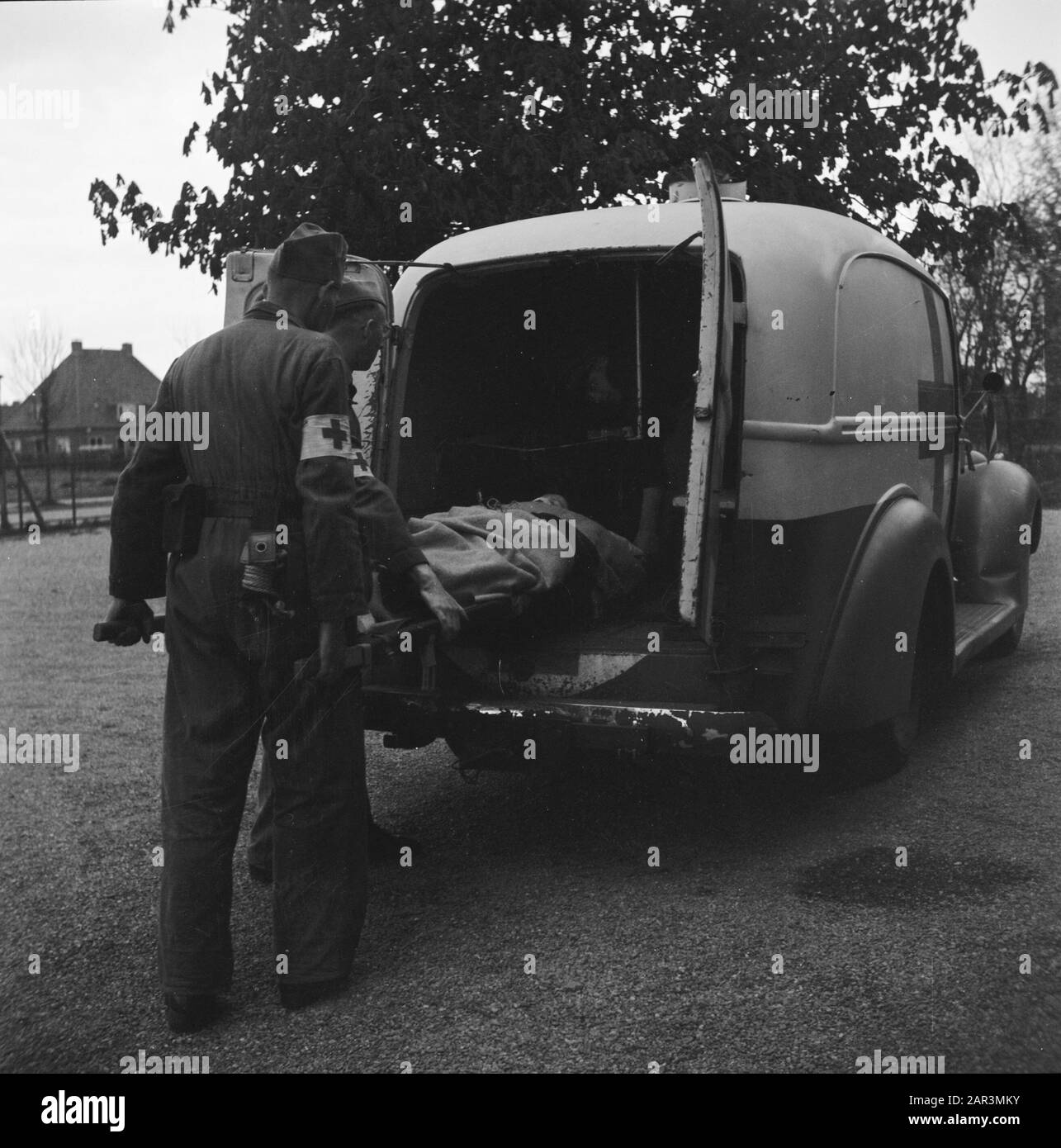 Red Cross: Post Ten Boer (Groningen) In Ten Boer, Prof. Eerland of the ...