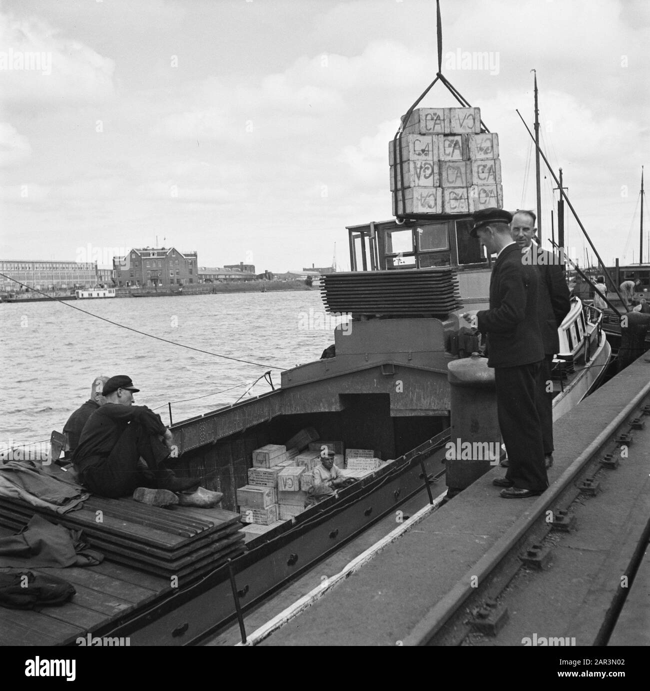 Unloading supply ships etc hi-res stock photography and images - Alamy