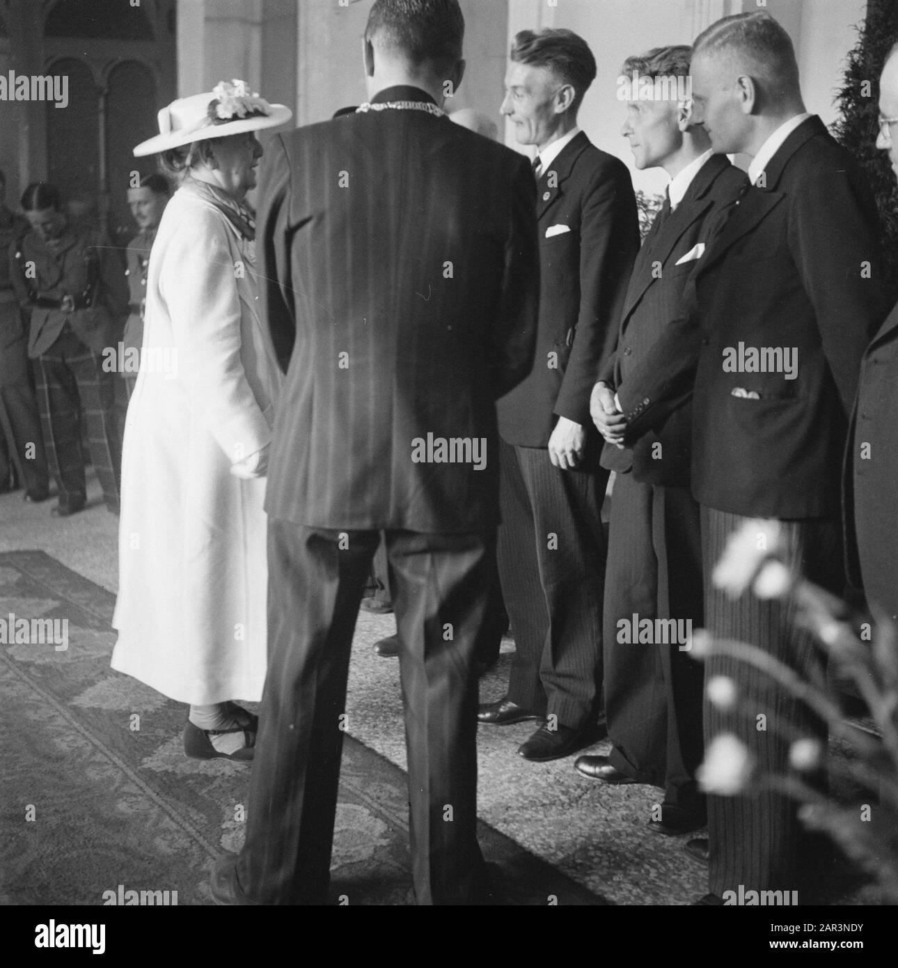 Queen Wilhelmina visits Arnhem Queen Wilhelmina is presented to a ...