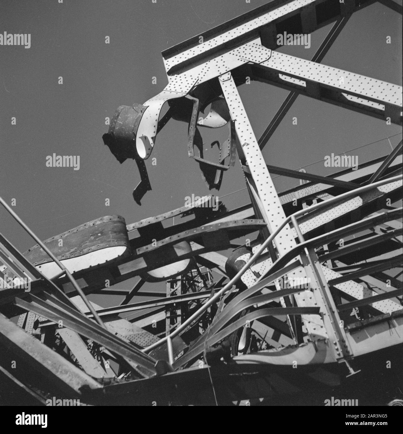 Vernielingen: Arnhem [Warped steel rafter of the railway bridge] Date ...