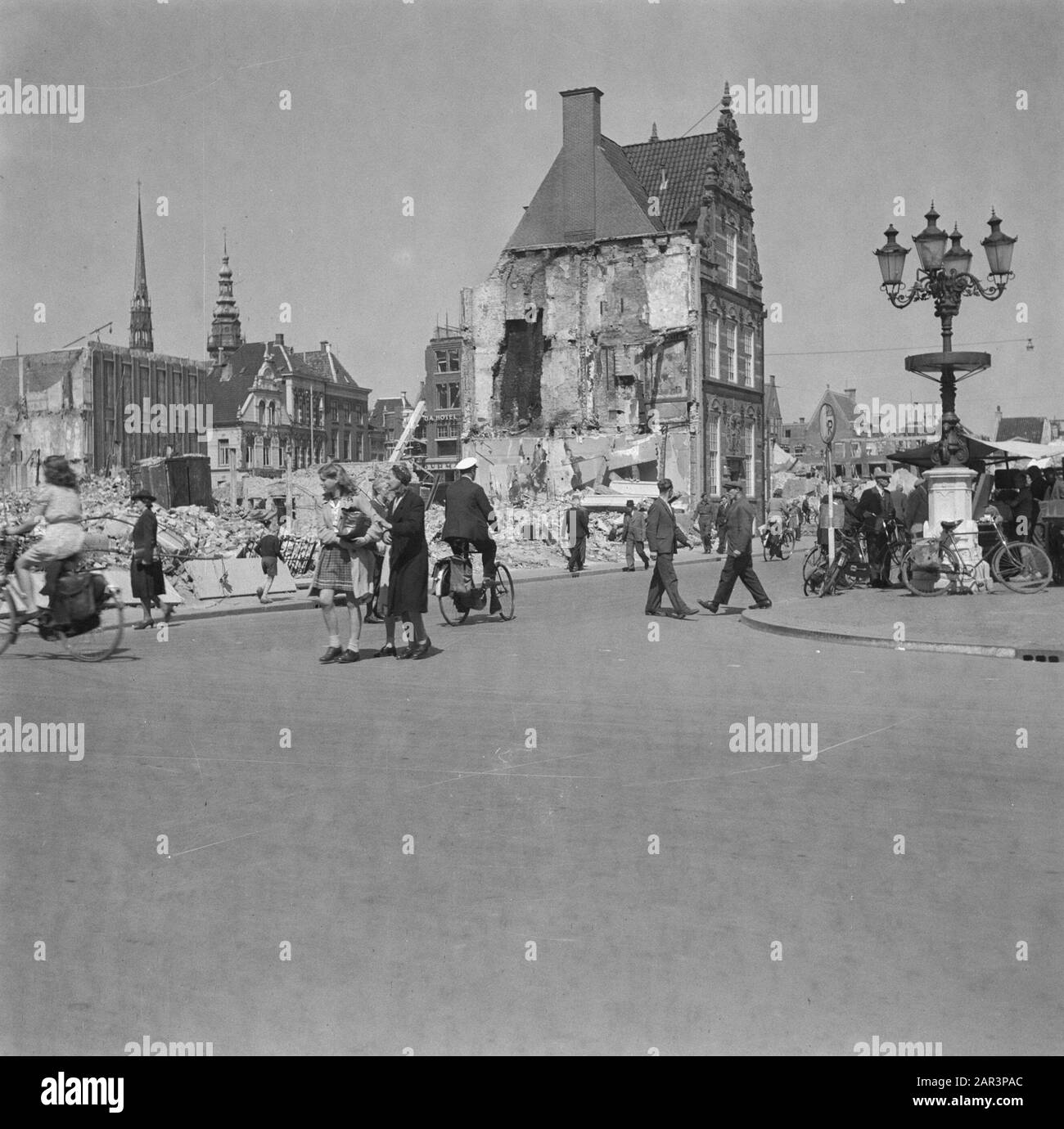 Vernielingen: Groningen [Guldenstraat, right the Goudkantoor] Date ...