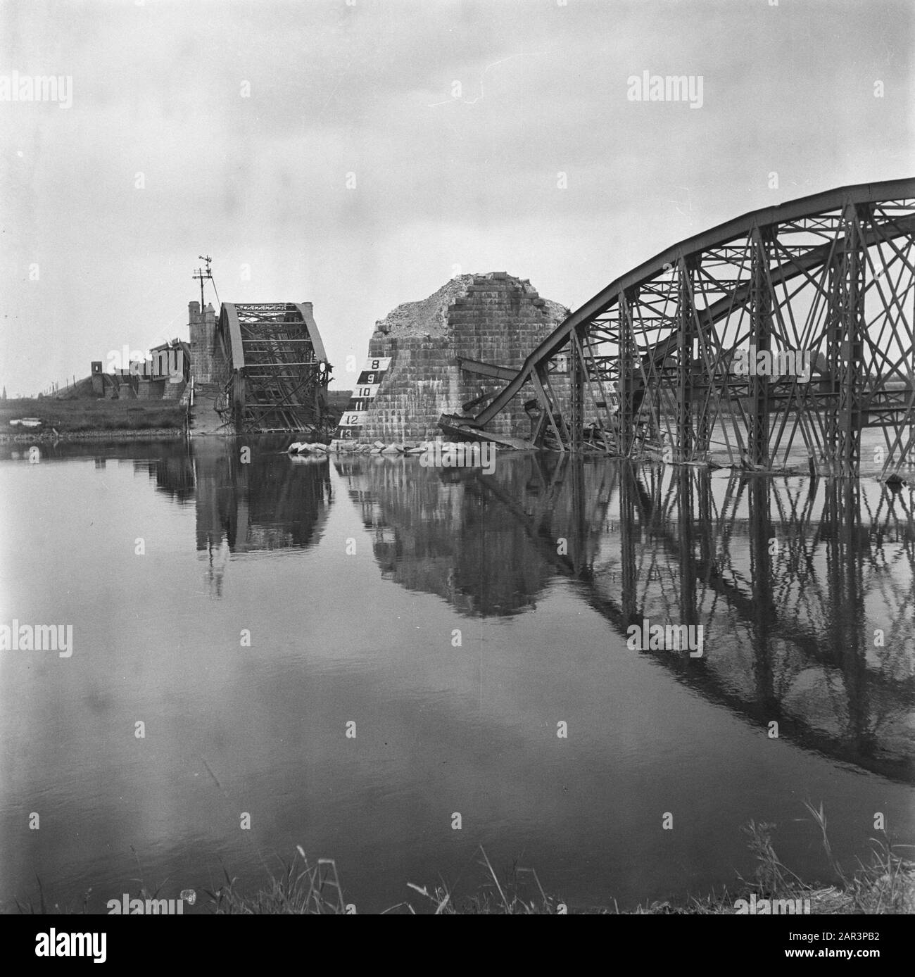 Destruction: Rhenen Destroyed road bridge Date: 1945 Location: Rhenen ...