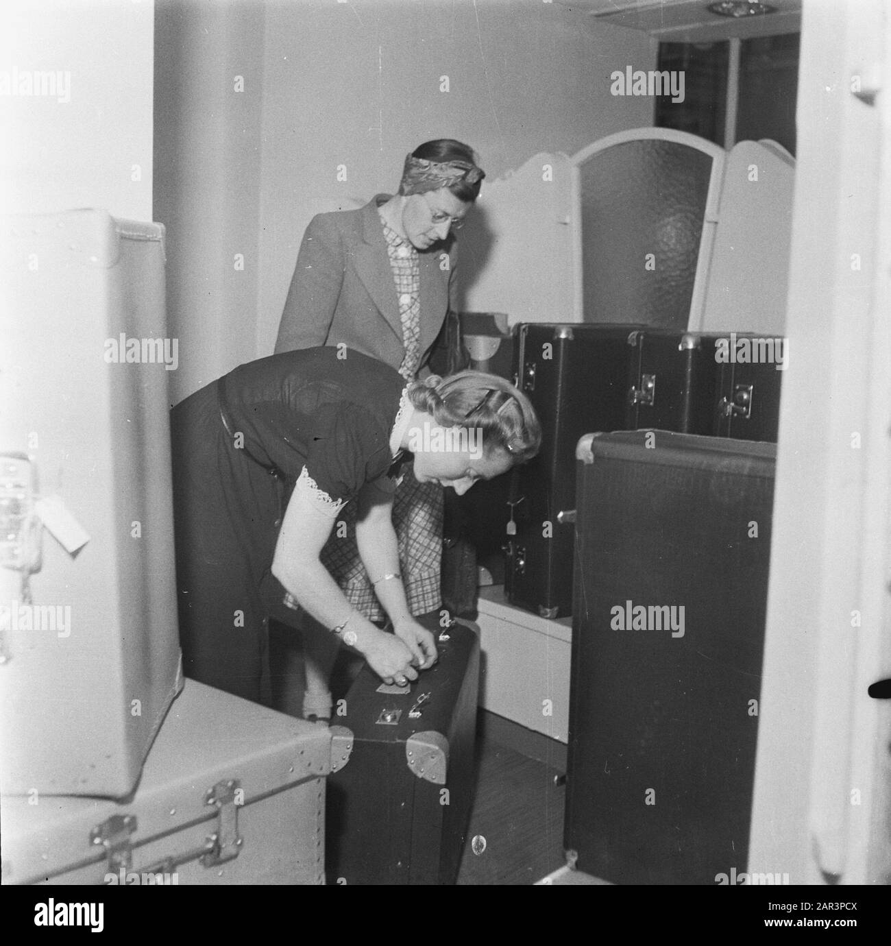 Store employees working Black and White Stock Photos & Images - Alamy