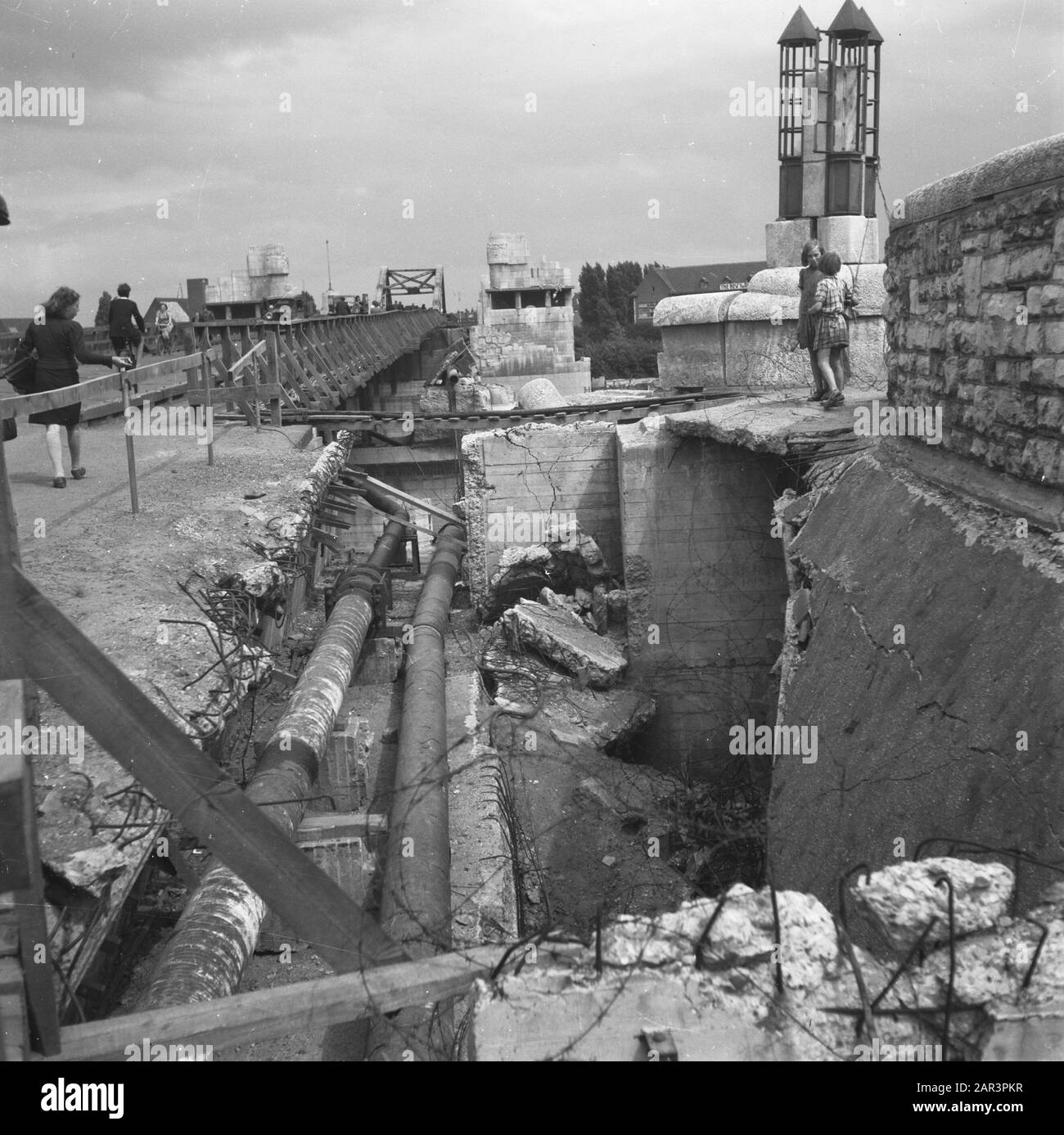 Emergency bridge built over the destroyed Wilhelminabrug over the Maas ...