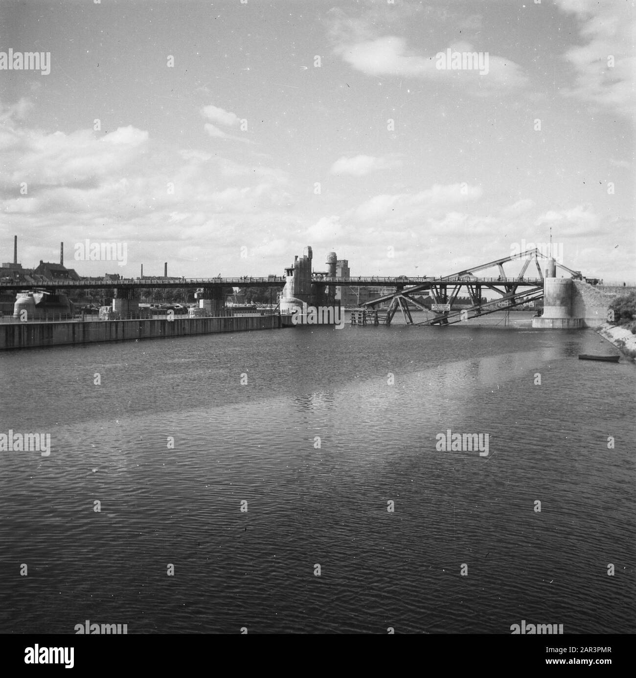 Destroyed bridges hi-res stock photography and images - Alamy